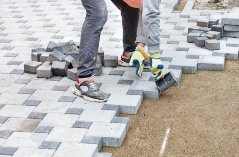 Pavage extérieur : Sublimez vos allées et terrasses en un clin d'œil